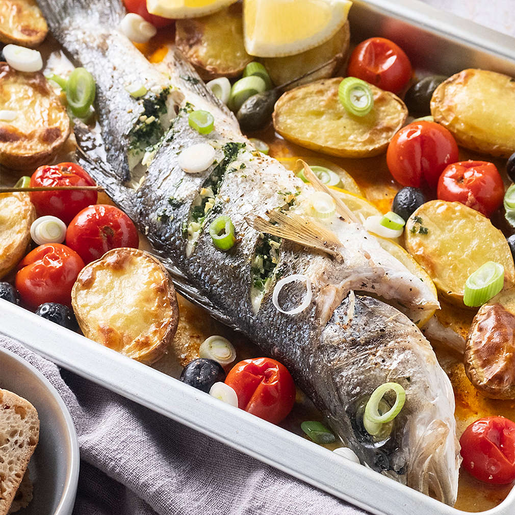 Recept: Brancin iz pećnice s krumpirom, kaparima i maslinama | Kaufland