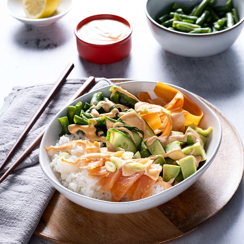 Recept: Poke bowl s dimljenim lososom | Kaufland