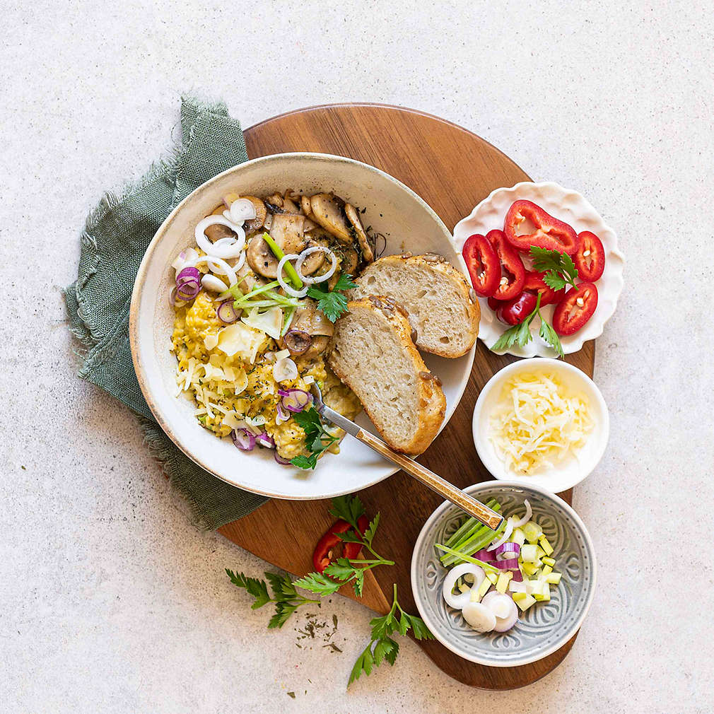 Míchaná vajíčka se sýrem, lahůdkovou cibulkou a žampiony - Recept ...