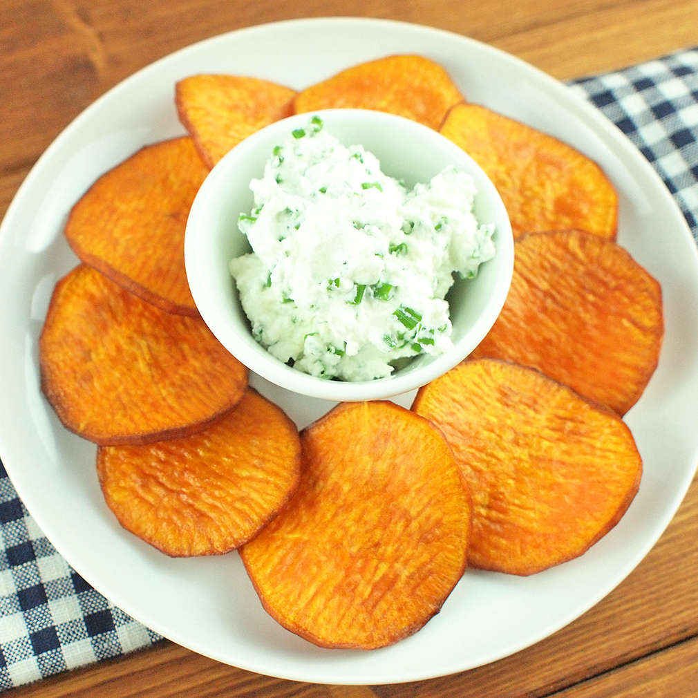 Chipsy ze sladkých brambor s pažitkovým dipem - Recept | Kaufland