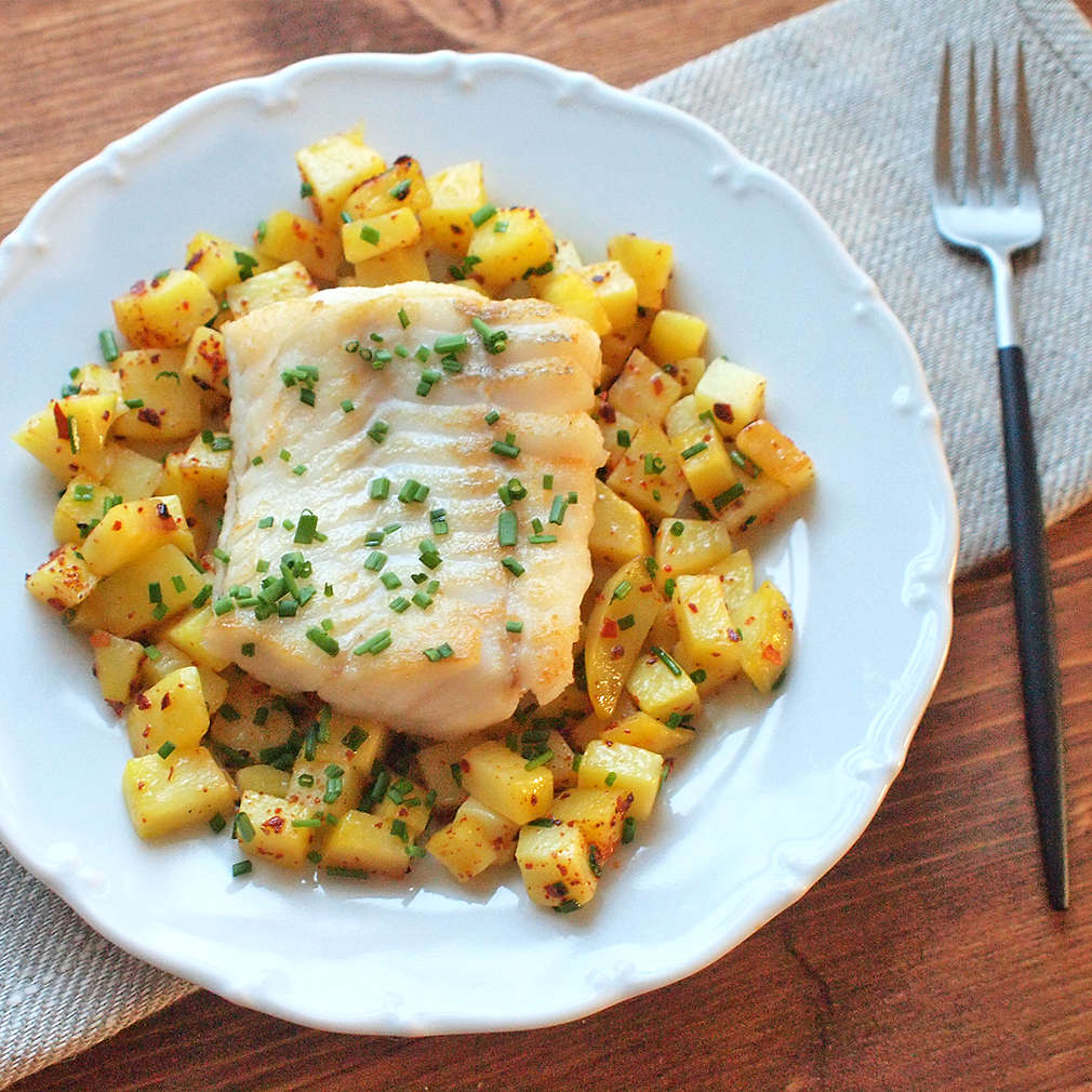 Pečený filet z tresky s česnekovými brambůrky - Recept | Kaufland