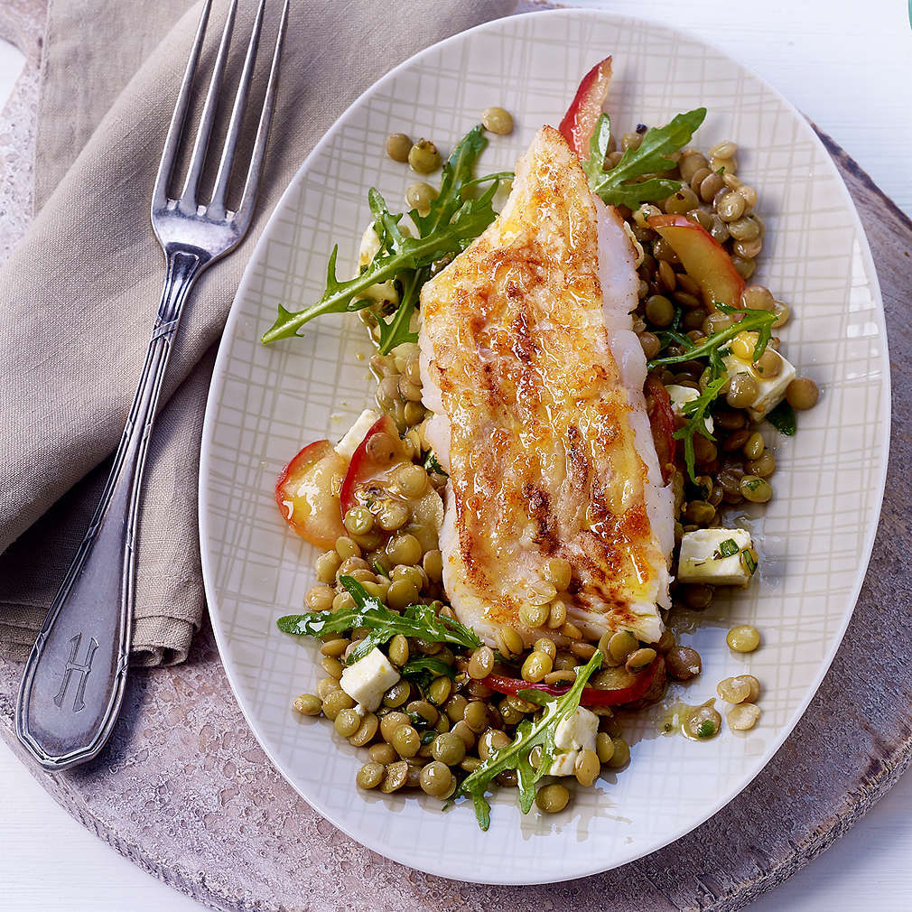 Welsfilet auf Apfel-Linsensalat - Rezept | Kaufland