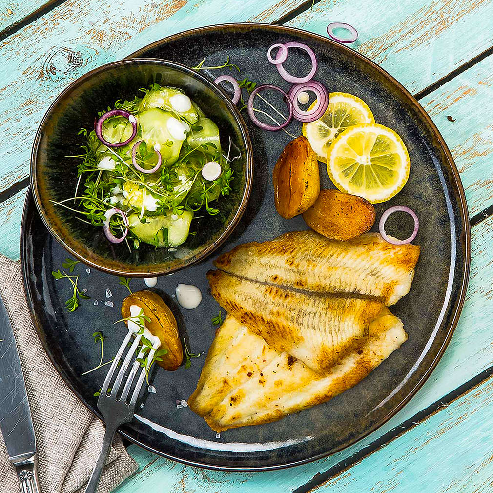 Schollenfilet mit Kartoffeln und Gurkensalat - Rezept | Kaufland