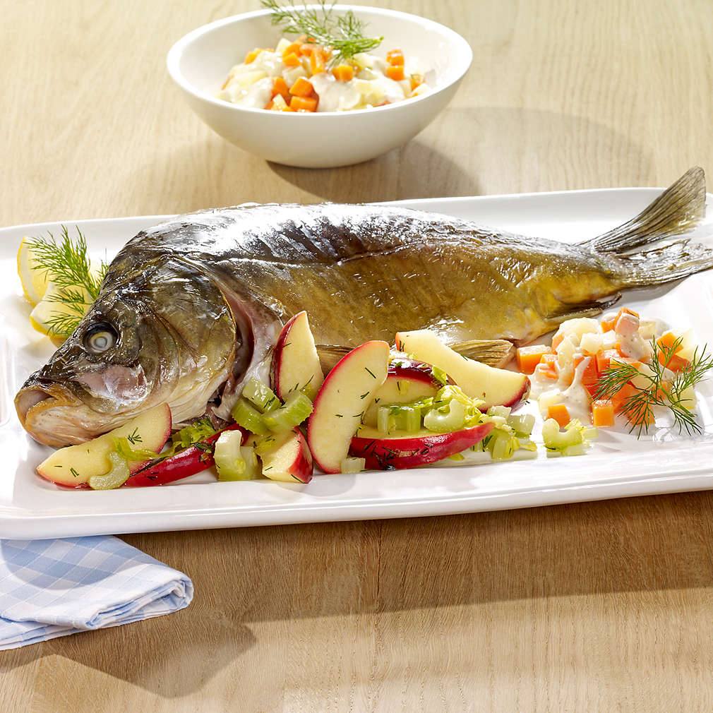 Ofen-Karpfen auf Apfel-Sellerie-Bett - Rezept | Kaufland