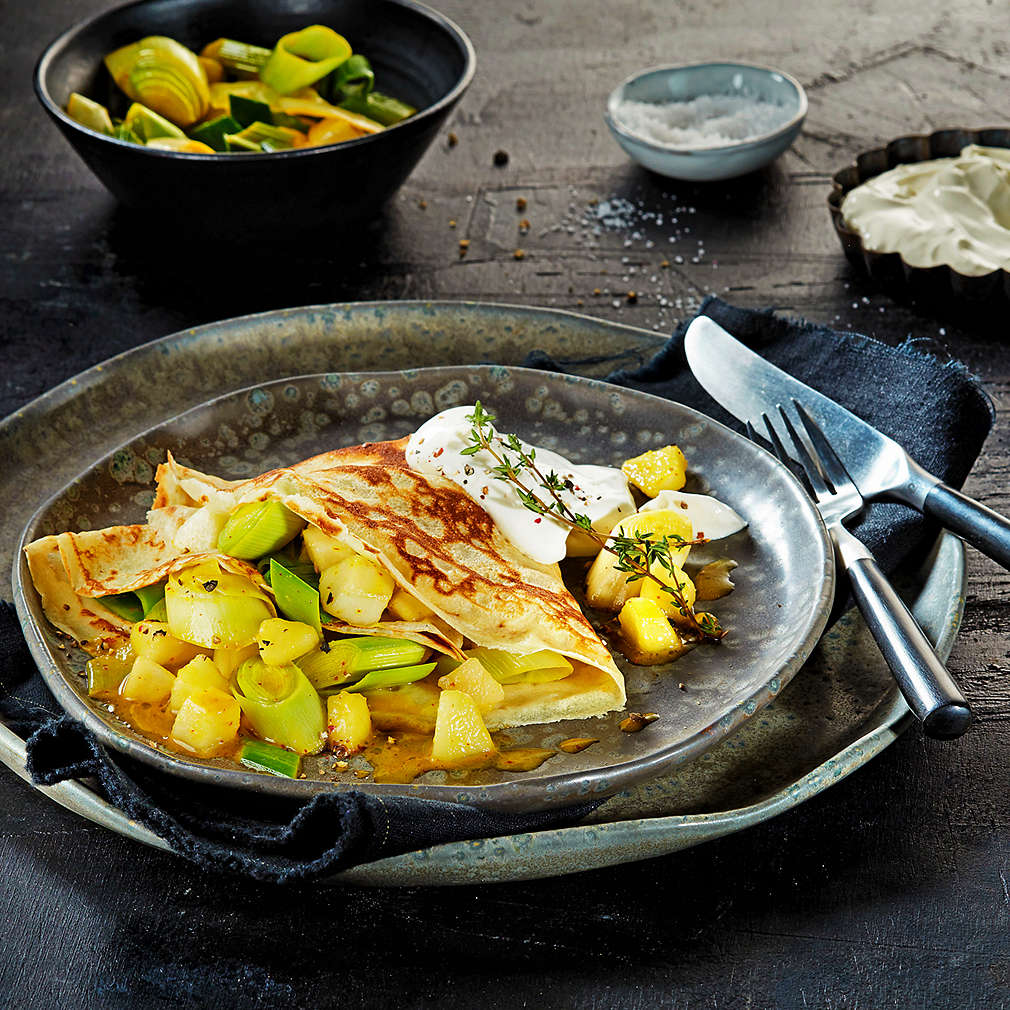 Parmesan-Crêpes mit Lauch, Birne und Schmand - Rezept | Kaufland
